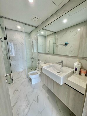 Apartamento luxo | Banheiro | Secador de cabelo, chinelos, toalhas de banho, sabonete