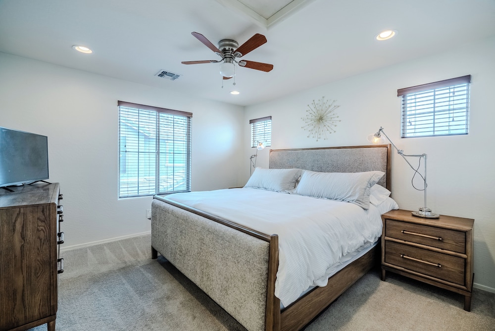Luxury Home In East Mesa Near Mountain Ranges And Retirement Communities - Mesa, AZ