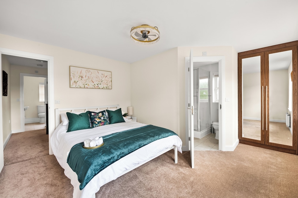 Radiant Retreat Ideal For Legoland, Windsor, & Lhr - Slough
