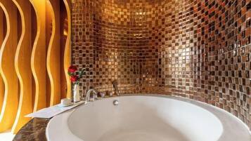 Um banheiro moderno com uma banheira grande, uma parede de madeira com design ondulado e uma parede revestida com mosaicos.