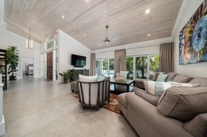 Casa superluxo, 4 quartos, varanda, ao lado da piscina | Área de estar | Smart TV 50 polegadas com canais a cabo