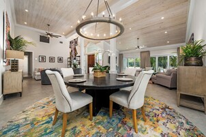 Casa superluxo, 4 quartos, varanda, ao lado da piscina | Sala de jantar