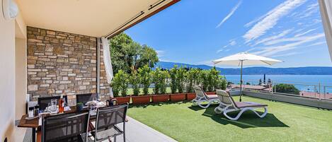 Apartamento, vista para o lago | Terraço/pátio interior