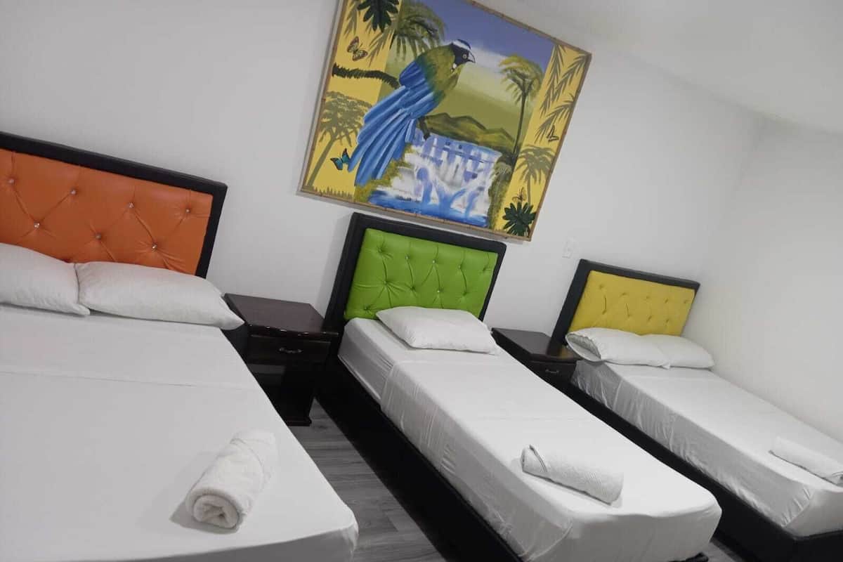 Quarto quádruplo conforto | Roupas de cama premium, edredons de pluma, quartos à prova de som