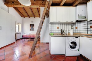 Apartamento | Cozinha privada | Um frigorífico/congelador grande, um forno, utensílios de cozinha 