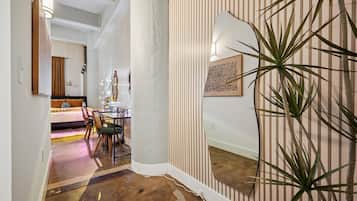 Apartamento Signature, 1 quarto, não fumadores, frigorífico e micro-ondas | Sala de estar | Smart TV de 42 polegadas com canais digitais