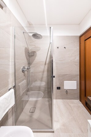Apartamento, vista para o lago | Casa de banho | Artigos de higiene pessoal grátis, um secador de cabelo, um bidé, sabão 