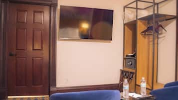 Superior Queen Room with Outlaw Square View | Sala de estar | TV de ecrã plano