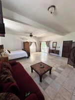 Suíte, sacada, vista para o vinhedo | Área de estar