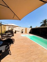 Piscina exterior, guarda-sóis, espreguiçadeiras 