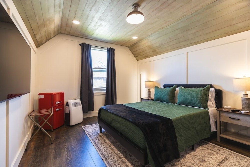 The Historic Hart Hotel - Renovated 2024! - Darby | Vrbo