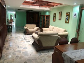 TV de tela plana 32 polegadas com canais a cabo