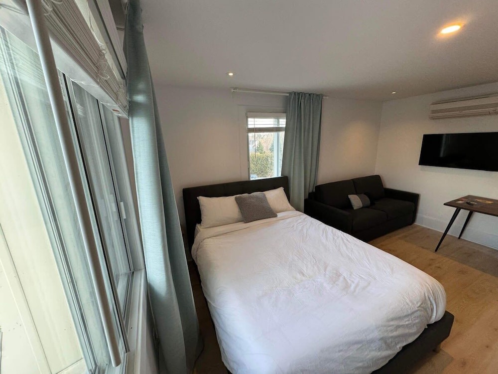 Room With Private Bathroom - Granby