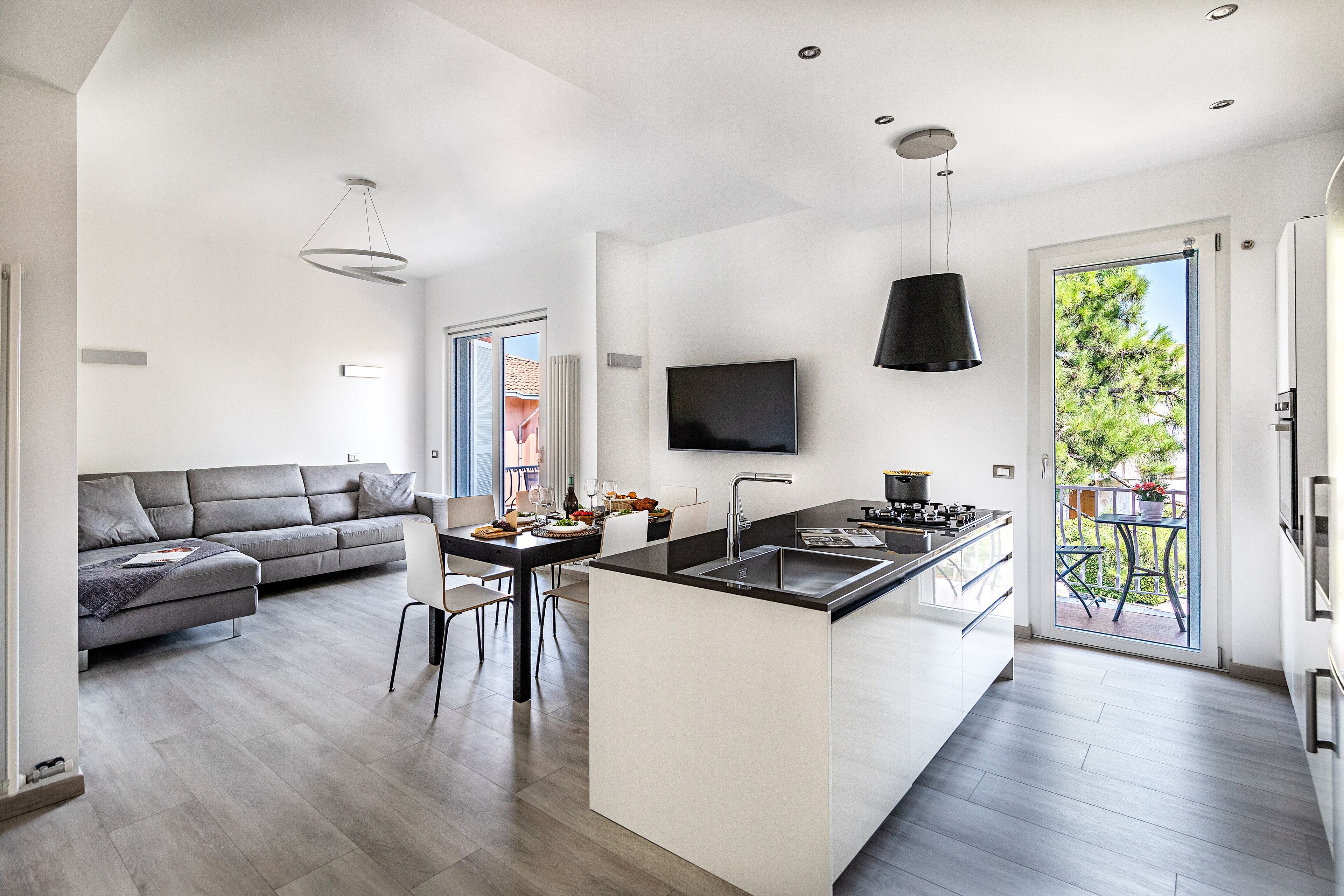 Apartamento, varanda, vista para a piscina | Sala de estar | Televisor de 35 polegadas com canais digitais 