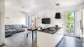 Apartamento, varanda, vista para a piscina | Sala de estar | Televisor de 35 polegadas com canais digitais