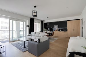 Apartamento Exclusivo em Condomínio Fechado | Sala | Televisor de ecrã plano de 55 polegadas com canais por cabo 
