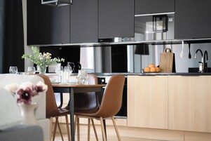 Condo exclusivo | Cozinha privada | Geladeira grande, micro-ondas, fogão, cooktop