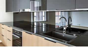 Apartamento Exclusivo em Condomínio Fechado | Cozinha privada | Um frigorífico/congelador grande, um micro-ondas, um forno