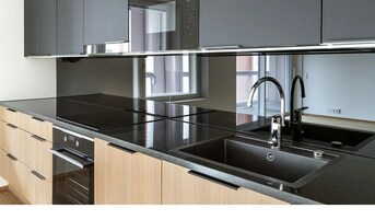 Condo exclusivo | Cozinha privada | Geladeira grande, micro-ondas, fogão, cooktop