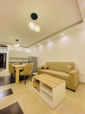 Apartamento superluxo, 1 quarto, sacada, vista para o jardim | Área de estar | TV de tela plana