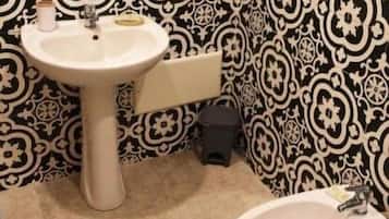 Quarto conforto, vista para a cidade | Banheiro