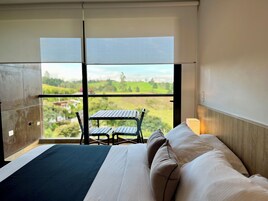 1 quarto, cofre no quarto, ferro/tábua de engomar 