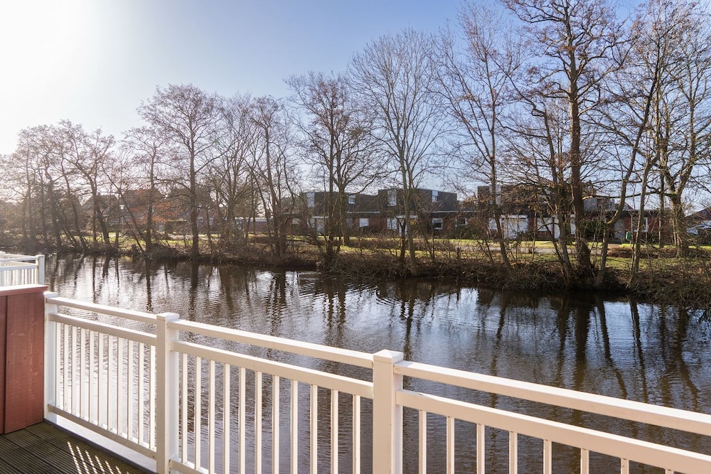 Top-ferienhaus Am Deich Mit Terrasse Am Wasser, Balkon, Sauna, Kamin & Hot Tub - Nordseeresort - Wangerland