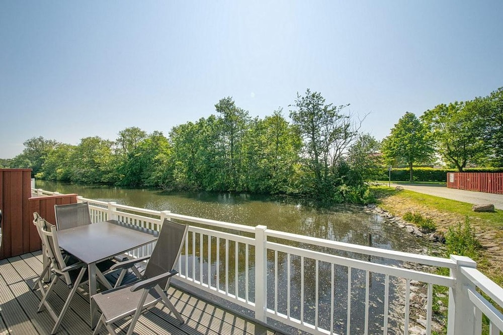 Top-ferienhaus Am Deich Mit Terrasse Am Wasser, Zwei Balkonen, Sauna & Kaminofen - Nordseeresort - Wangerland