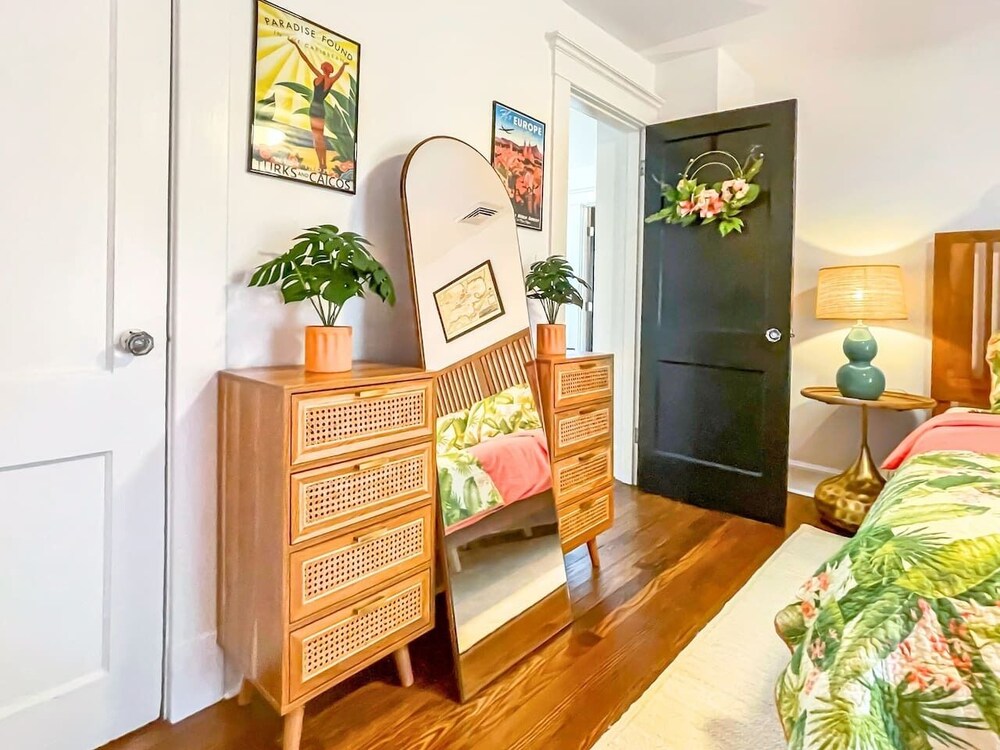 The Jewel Of The Cove - Historic Coastal Retreat - New Haven, CT