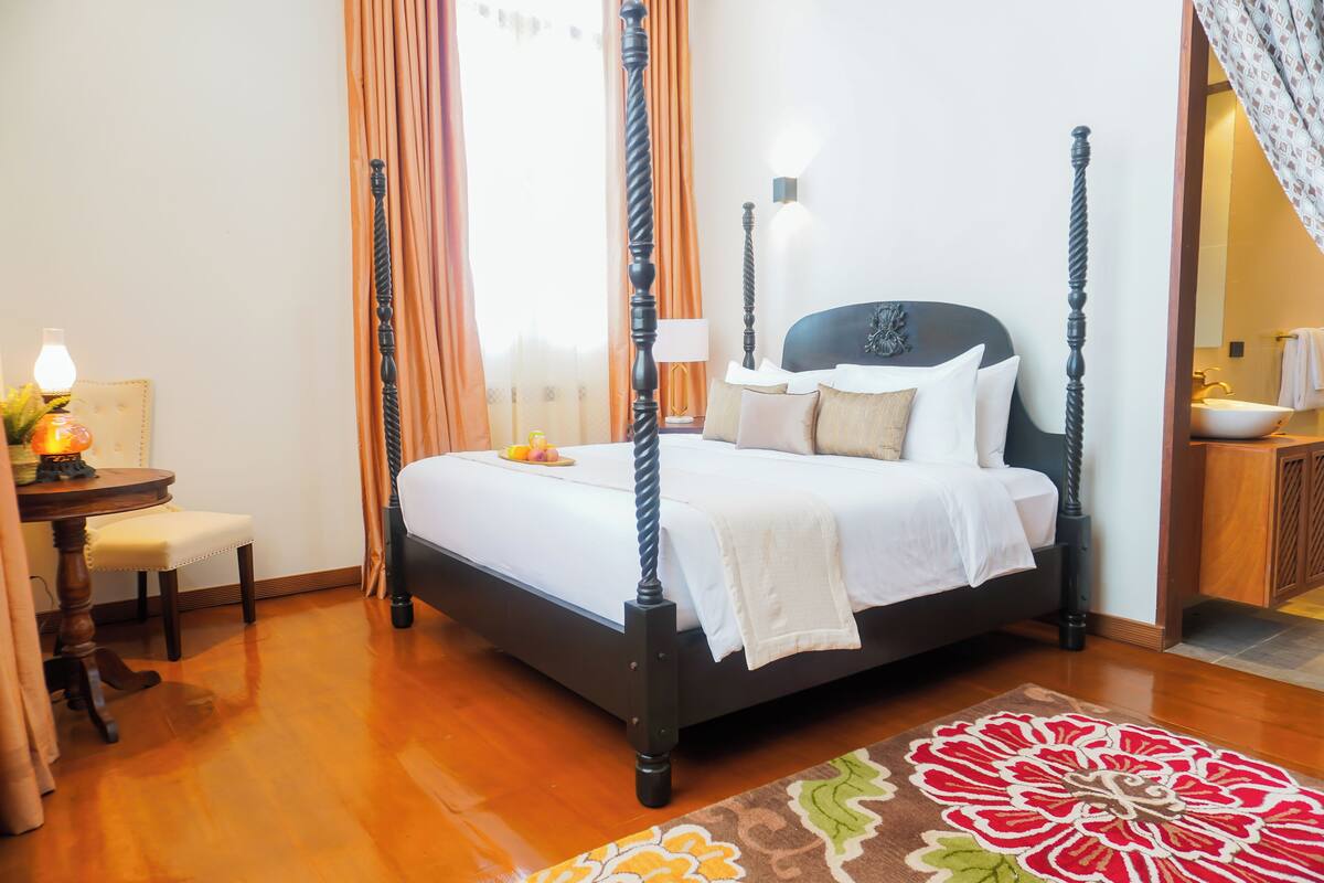 Quarto superluxo, 1 cama King | Frigobar, ferros/tábuas de passar roupa, Wi-Fi de cortesia