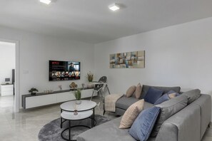 Apartamento Familiar, vários quartos, em frente ao mar (Spacious Pool Apartment Crikvenica) | Sala de estar | TV de ecrã plano 