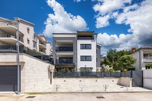 Apartamento Familiar, vários quartos, em frente ao mar (Spacious Pool Apartment Crikvenica) | Exterior