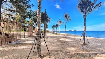 Uma praia privada, praia de areia branca, bares na praia