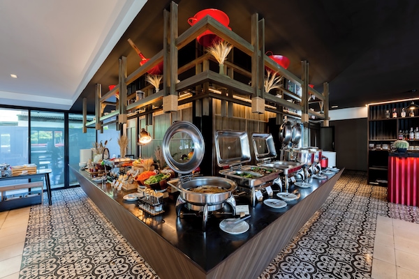 Café da manhã com buffet todos os dias (THB 300 por pessoa)