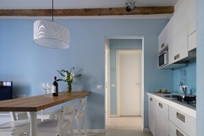 Quarto | Cozinha privada | Geladeira, micro-ondas, cooktop, cafeteira/chaleira