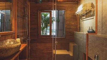 Produtos de higiene exclusivos, um secador de cabelo, roupões, chinelos