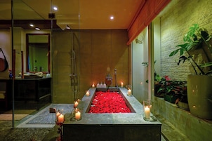 Banheira de hidromassagem interior