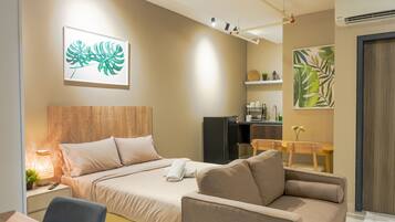 Estúdio Comfort | Sala de estar | Televisor de ecrã plano de 42 polegadas com canais por cabo