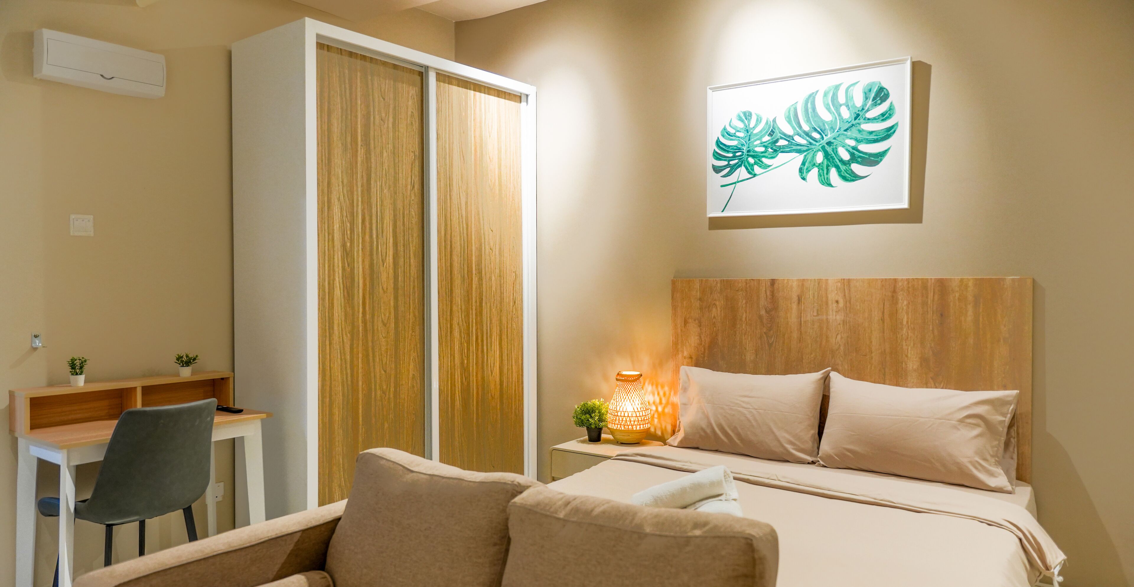 Estúdio Comfort | Sala de estar | Televisor de ecrã plano de 42 polegadas com canais por cabo 