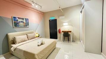 Estúdio Romântico | Secretária, roupa de cama fornecida