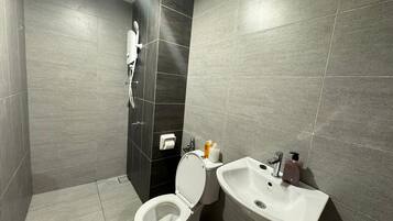 Estúdio Romântico | Casa de banho | Um polibã, um secador de cabelo, um bidé, toalhas fornecidas