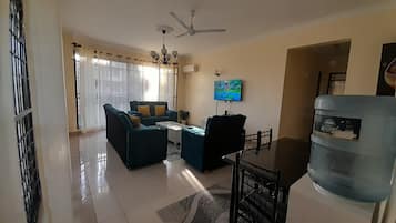 Apartamento Familiar | Sala de estar | Smart TV de 24 polegadas com canais digitais