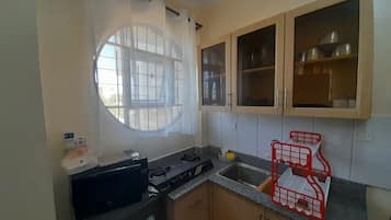 Estúdio Empresarial | Cozinha privada | Um frigorífico, um micro-ondas, utensílios de cozinha