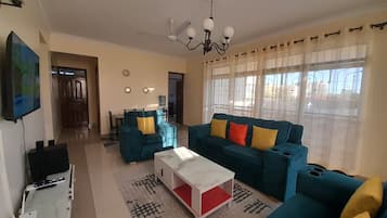 Apartamento Familiar | Sala de estar | Smart TV de 24 polegadas com canais digitais