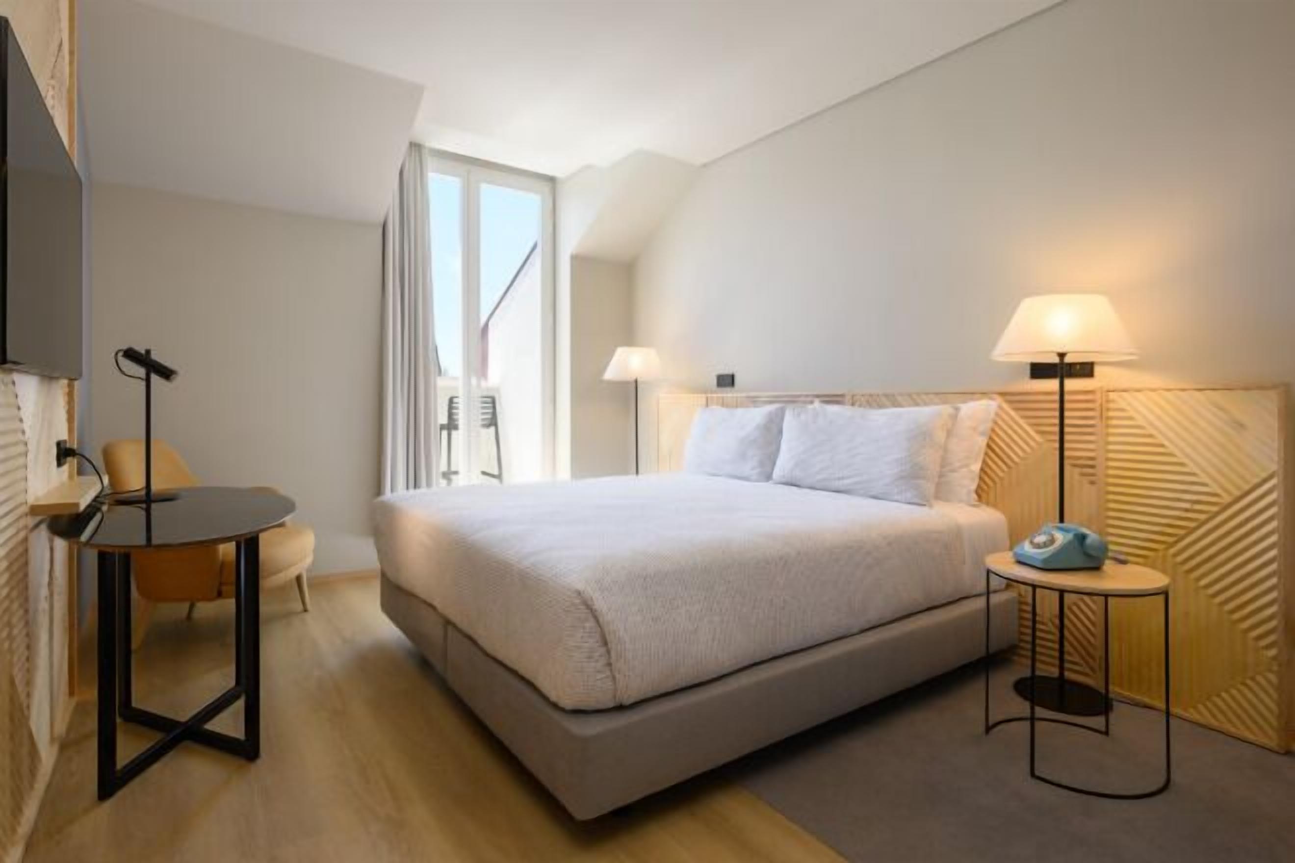 Frigobar, escrivaninha, ferros/tábuas de passar roupa, Wi-Fi de cortesia