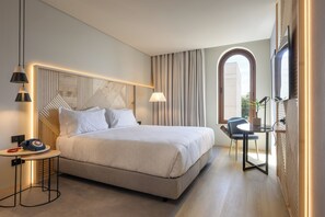 Frigobar, escrivaninha, ferros/tábuas de passar roupa, Wi-Fi de cortesia