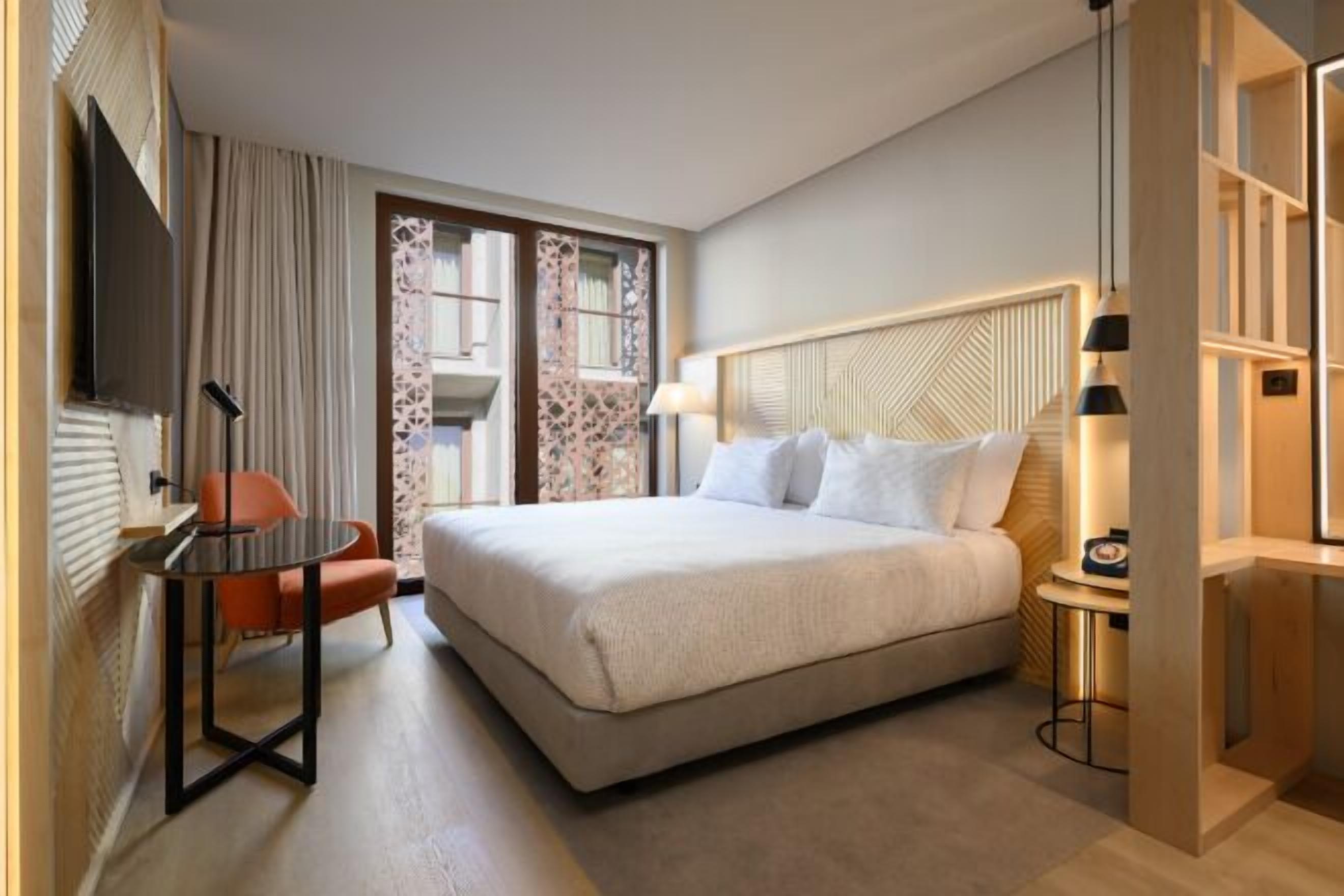 Frigobar, escrivaninha, ferros/tábuas de passar roupa, Wi-Fi de cortesia