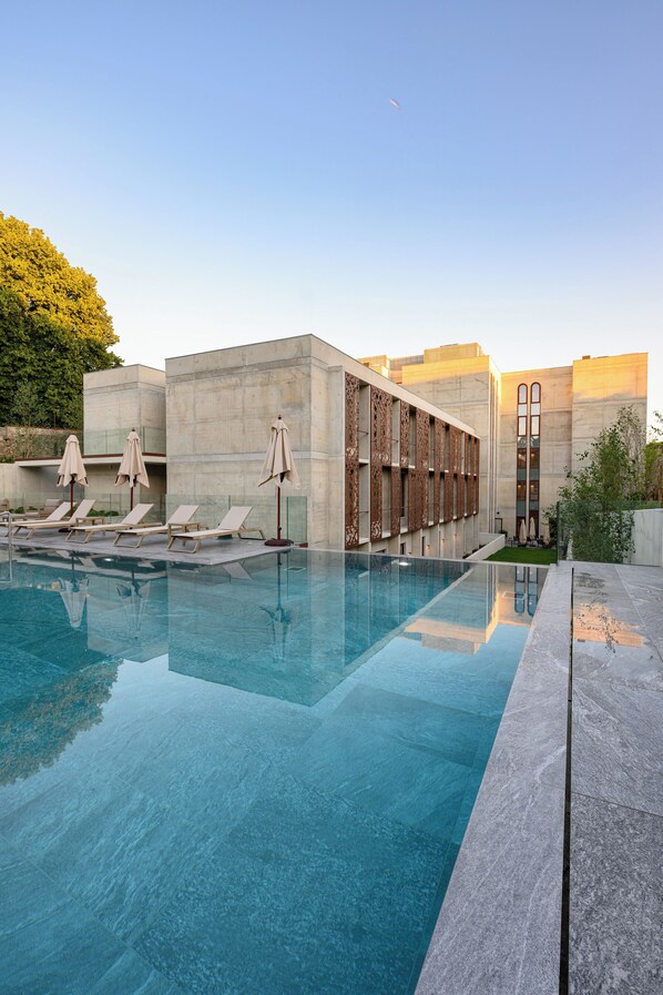 Piscina interna, piscina externa sazonal