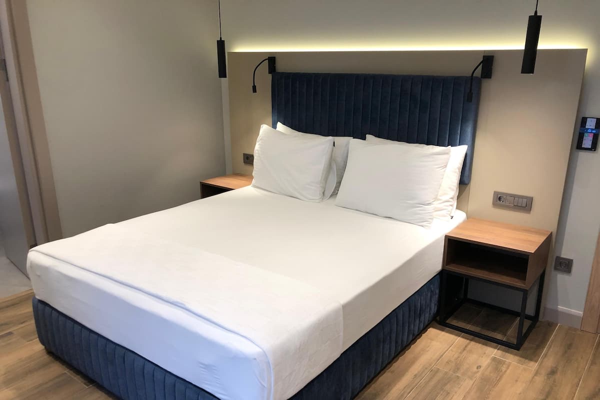 Roupas de cama premium, frigobar, cofres nos quartos