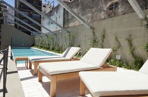 Terraço com espreguiçadeiras